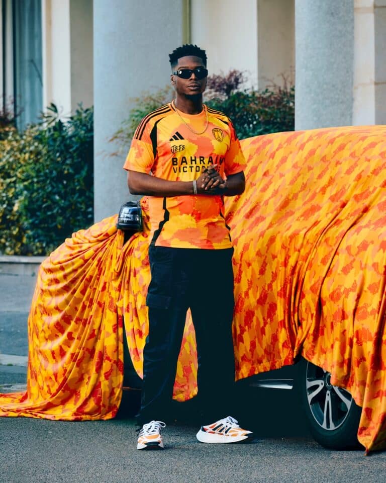 Ninho signe le nouveau maillot du Paris FC