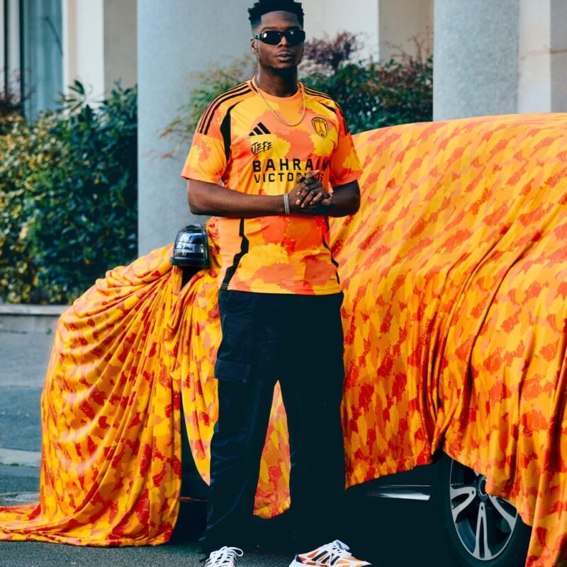 Ninho signe le nouveau maillot du Paris FC