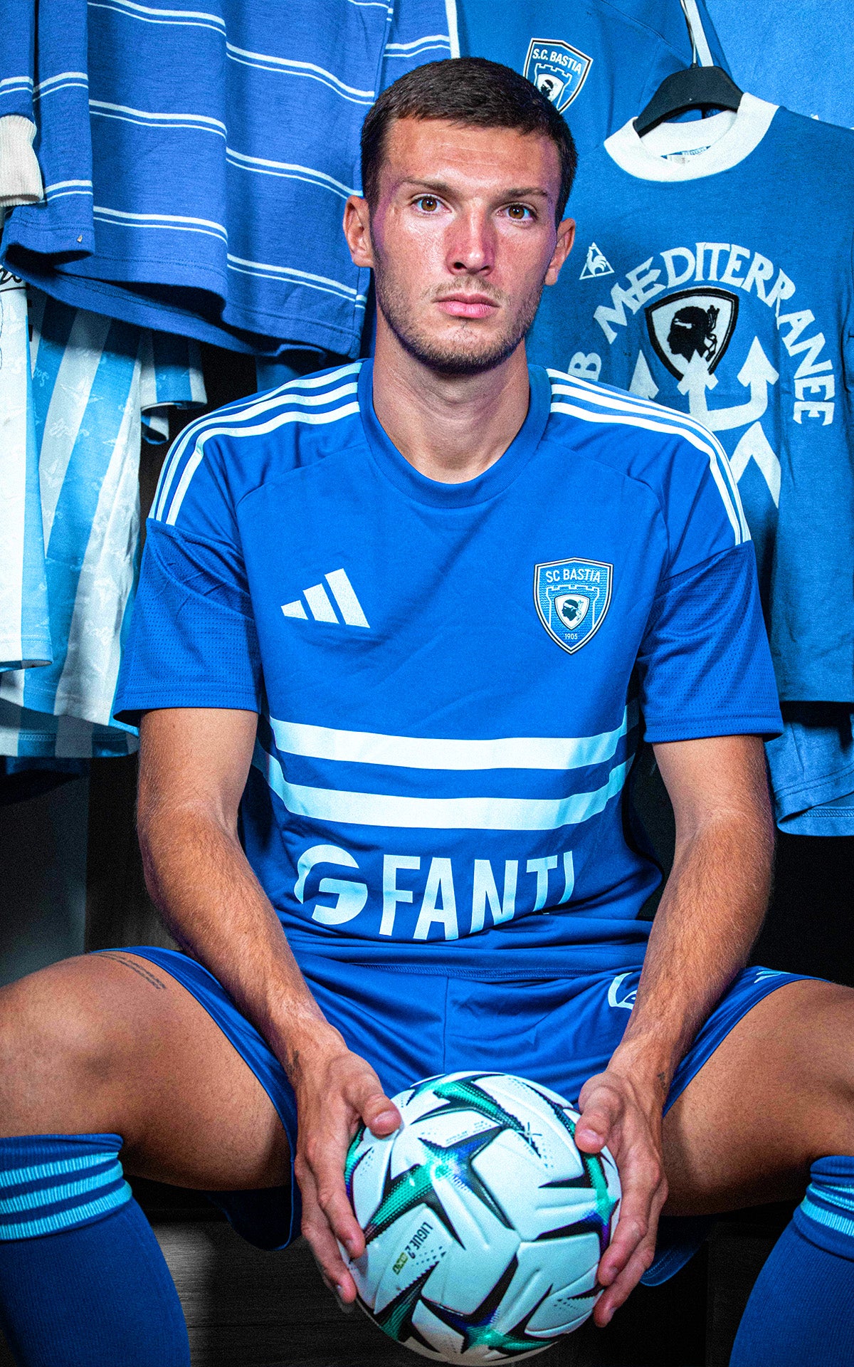 Les maillots de Ligue 2 2025-2026, club par club