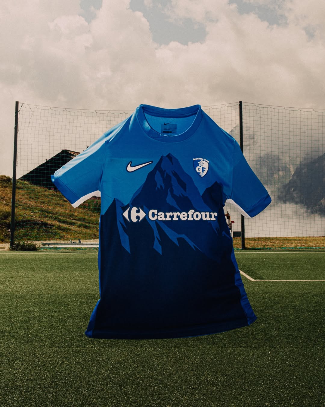 Les Alpes sur le nouveau maillot de Grenoble 2025-2026