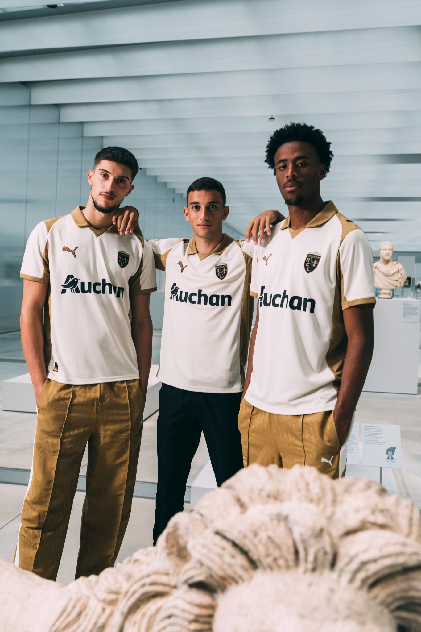 Lens et PUMA dévoilent le maillot third au sein du Louvre-Lens