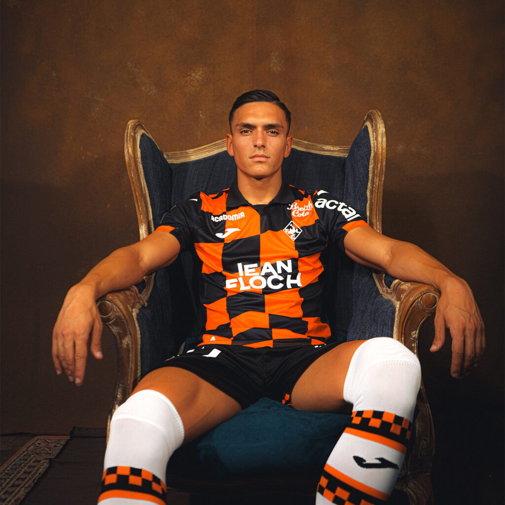 Les damiers de retour sur le maillot 2025-2026 de Lorient