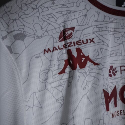 Naples dévoile ses nouveaux maillots 2025-2026 avec EA7