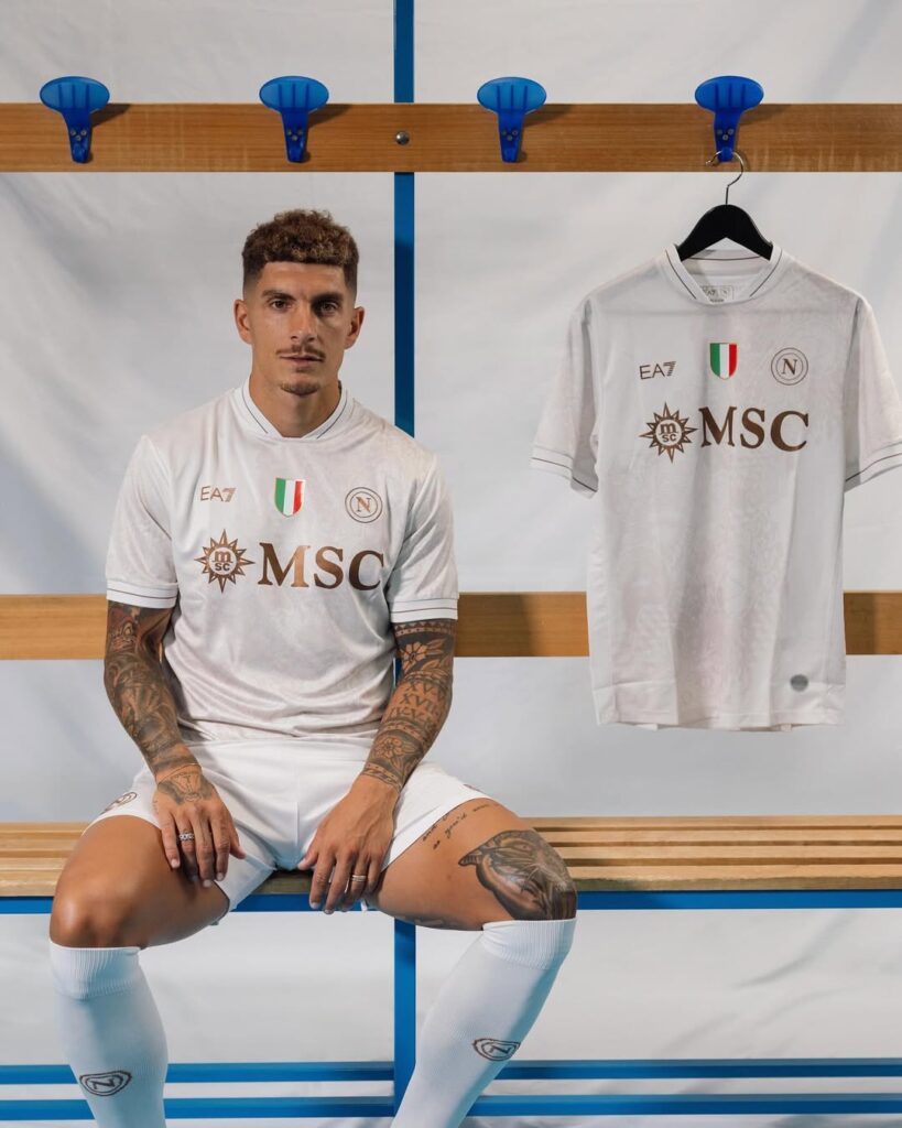 Naples dévoile ses nouveaux maillots 2025-2026 avec EA7