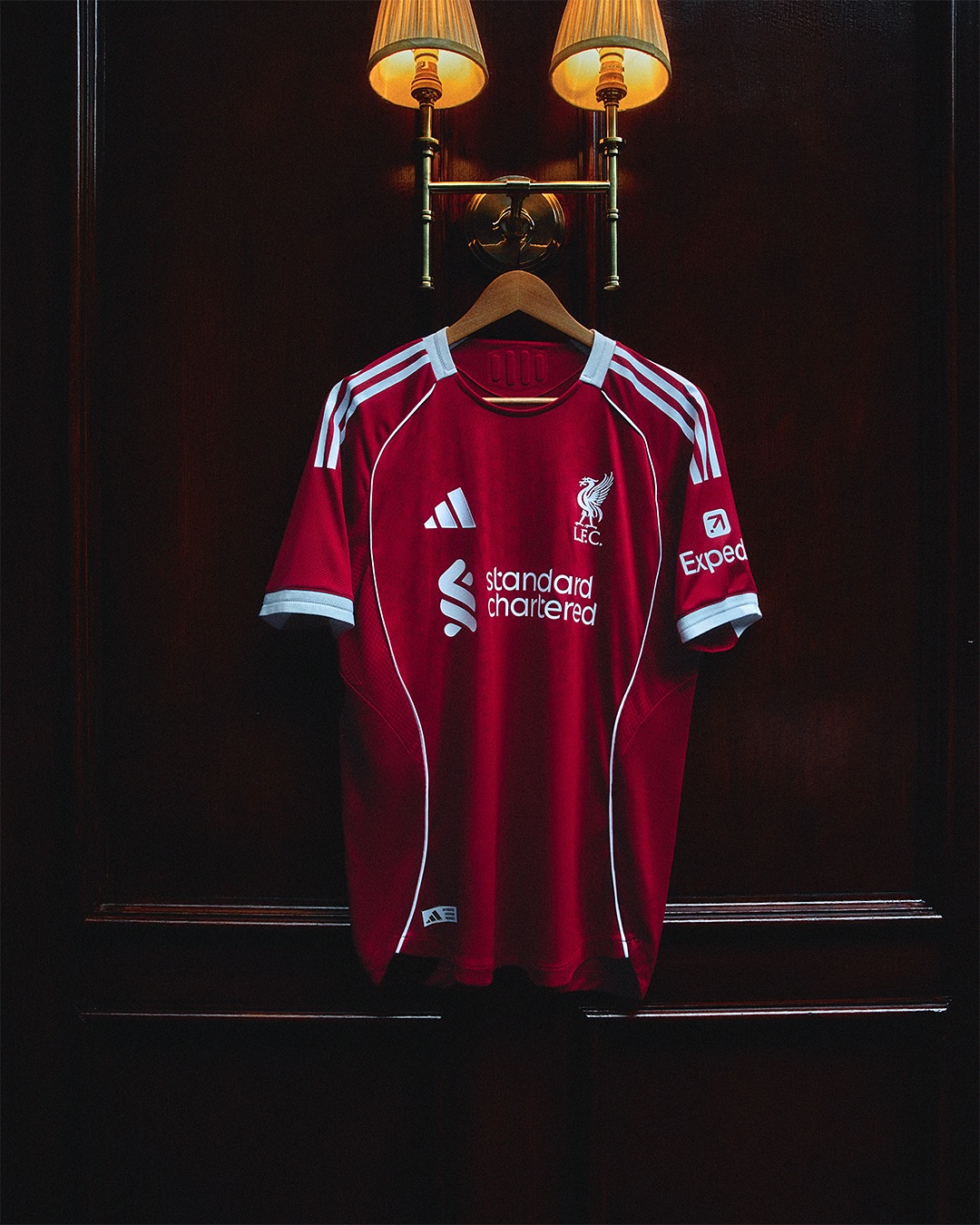 adidas dévoile enfin les nouveaux maillots 2025-2026 de Liverpool