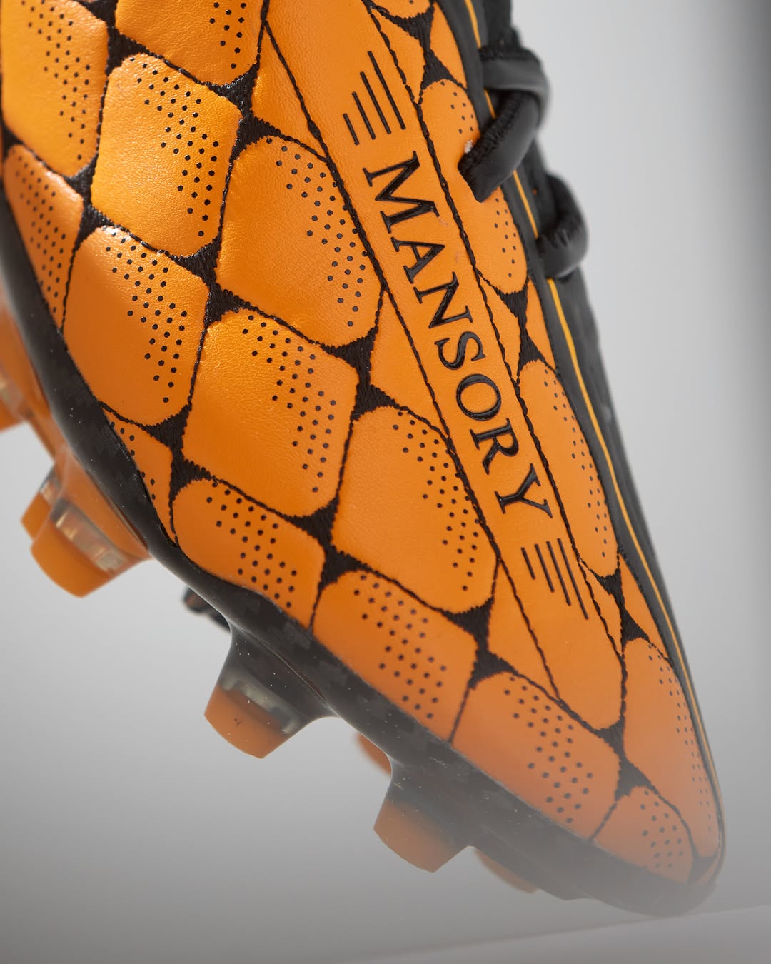 Nouveau drop Under Armour x Mansory : la Shadow en orange/noir